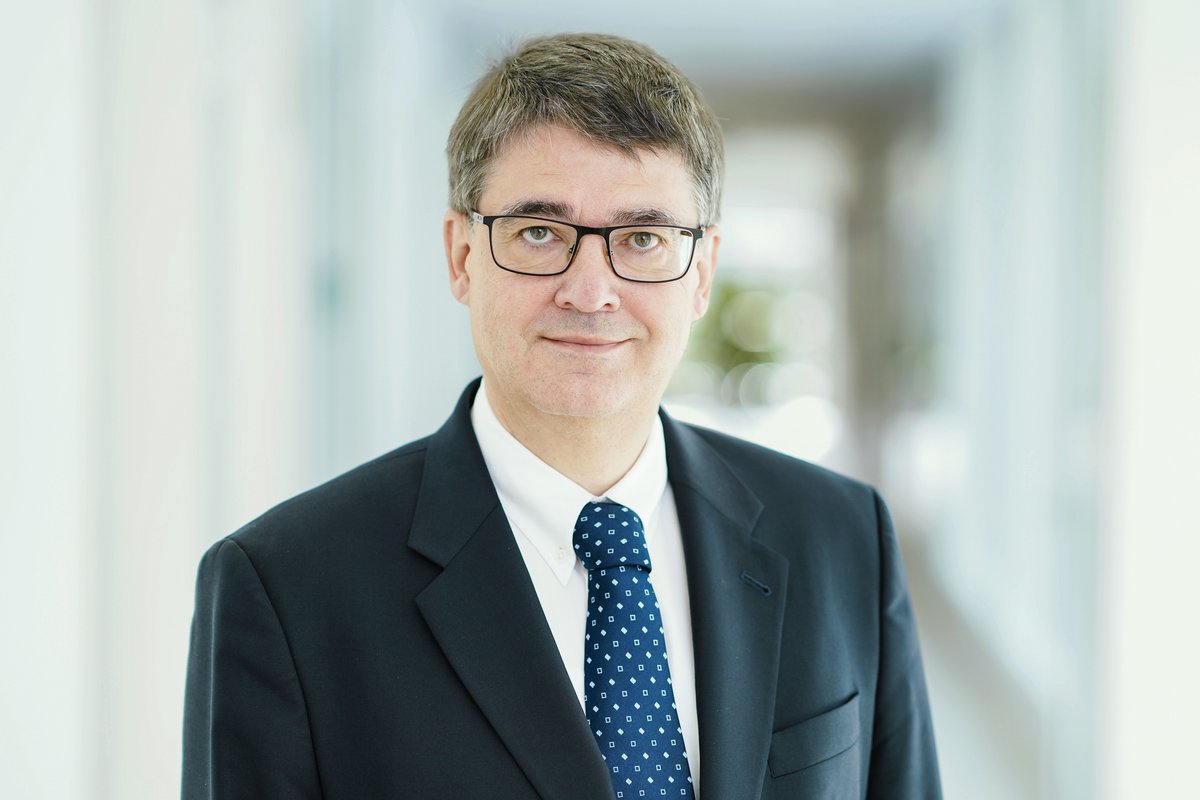Honorary doctorate for Michael Baumann - German Cancer Research Center